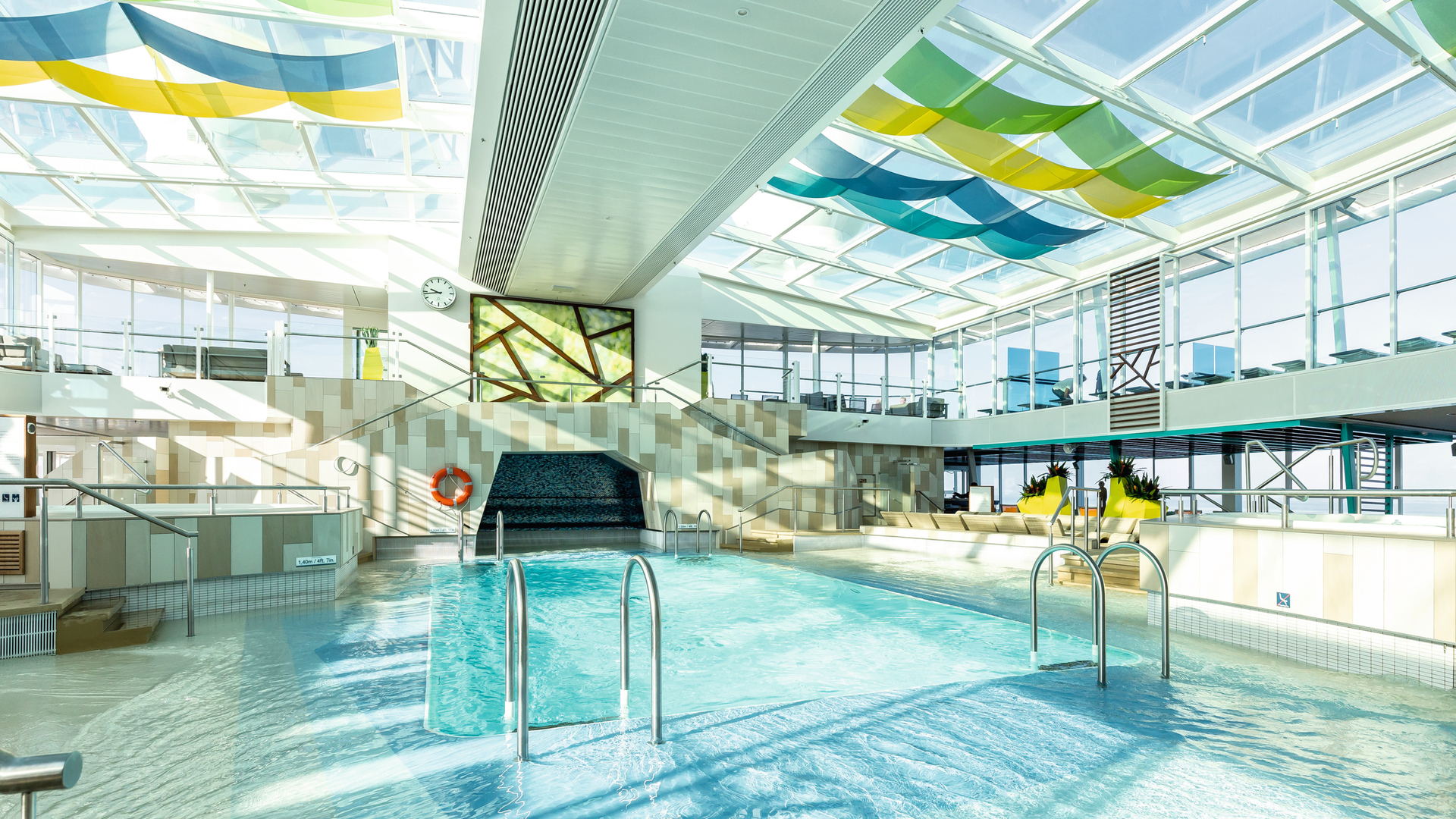 Innenpool Die Wohlfühl-Kreuzfahrt | TUI Cruises