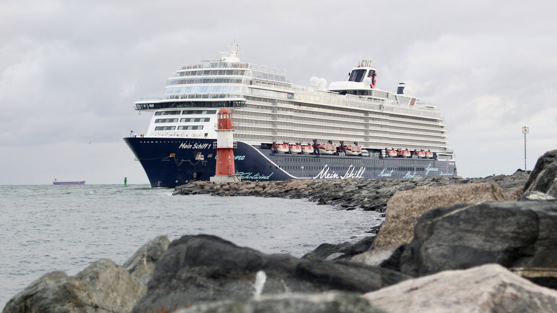 Erstanlauf Mein Schiff 1 in Warnemünde: Kapitän Jan Fortun zurück in ...